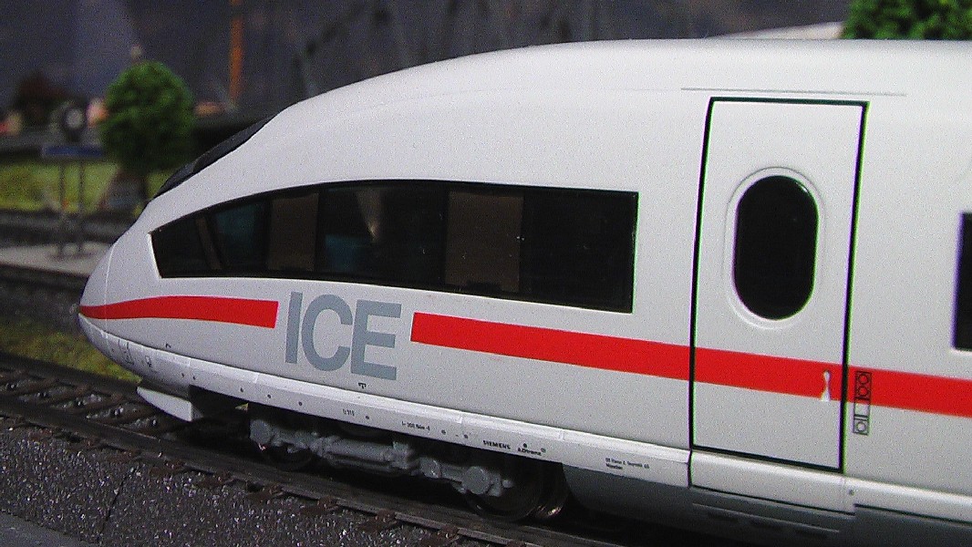 Die Bedruckung des ganzen Zuges ist korrekt wiedergegeben. Im Gegensatz zu den Hobby ICEs von ...